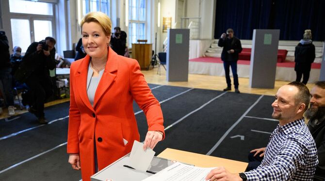 Wiederholungswahl in Berlin: Geringere Beteiligung - Events - Reutlinger General-Anzeiger - GEA ...
