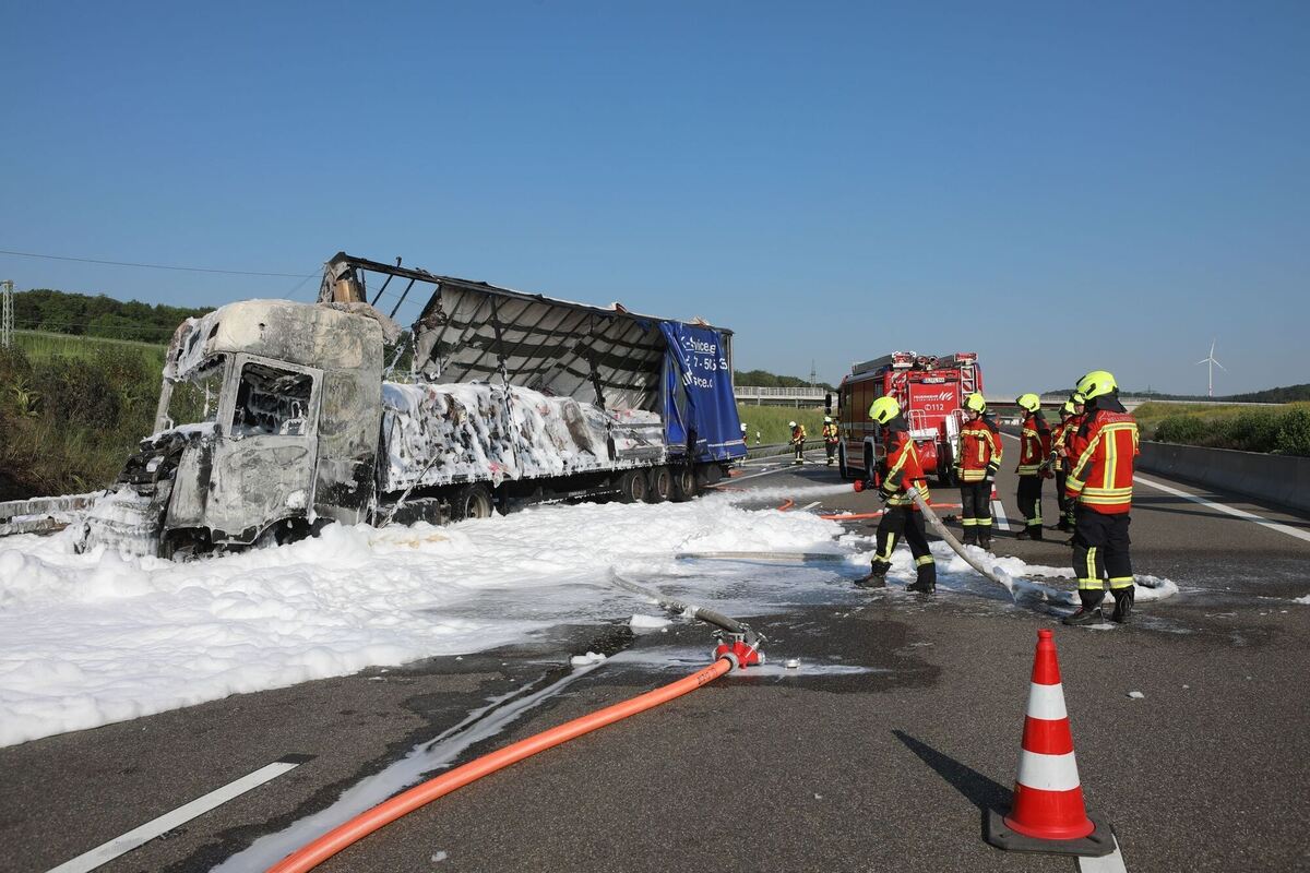 Schwerer Lkw-Unfall bei Merklingen: Autobahn stundenlang gesperrt - Events - Reutlinger General ...