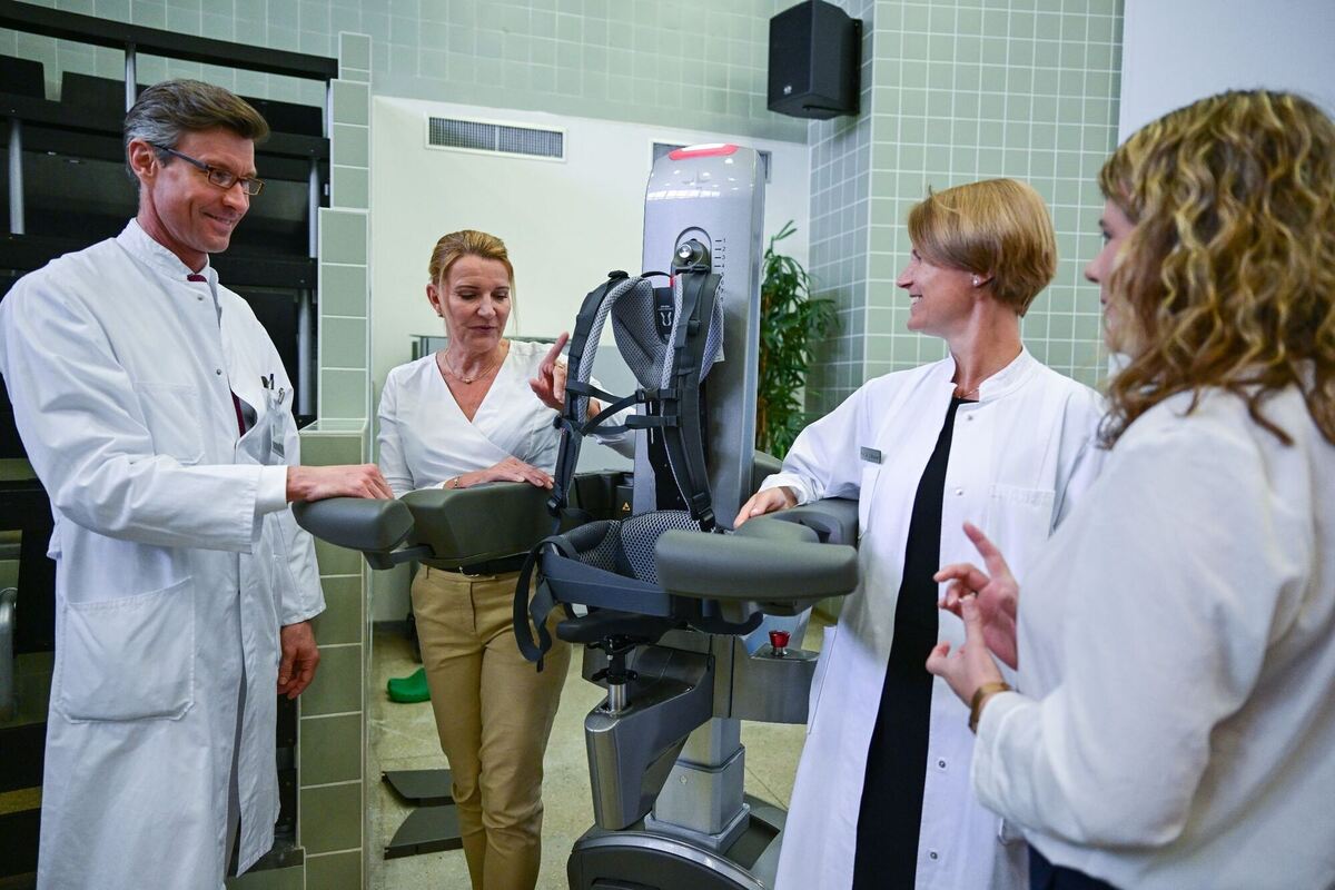 Wie ein Exoskelett Chirurgen der Uniklinik Tübingen die Arbeit ...